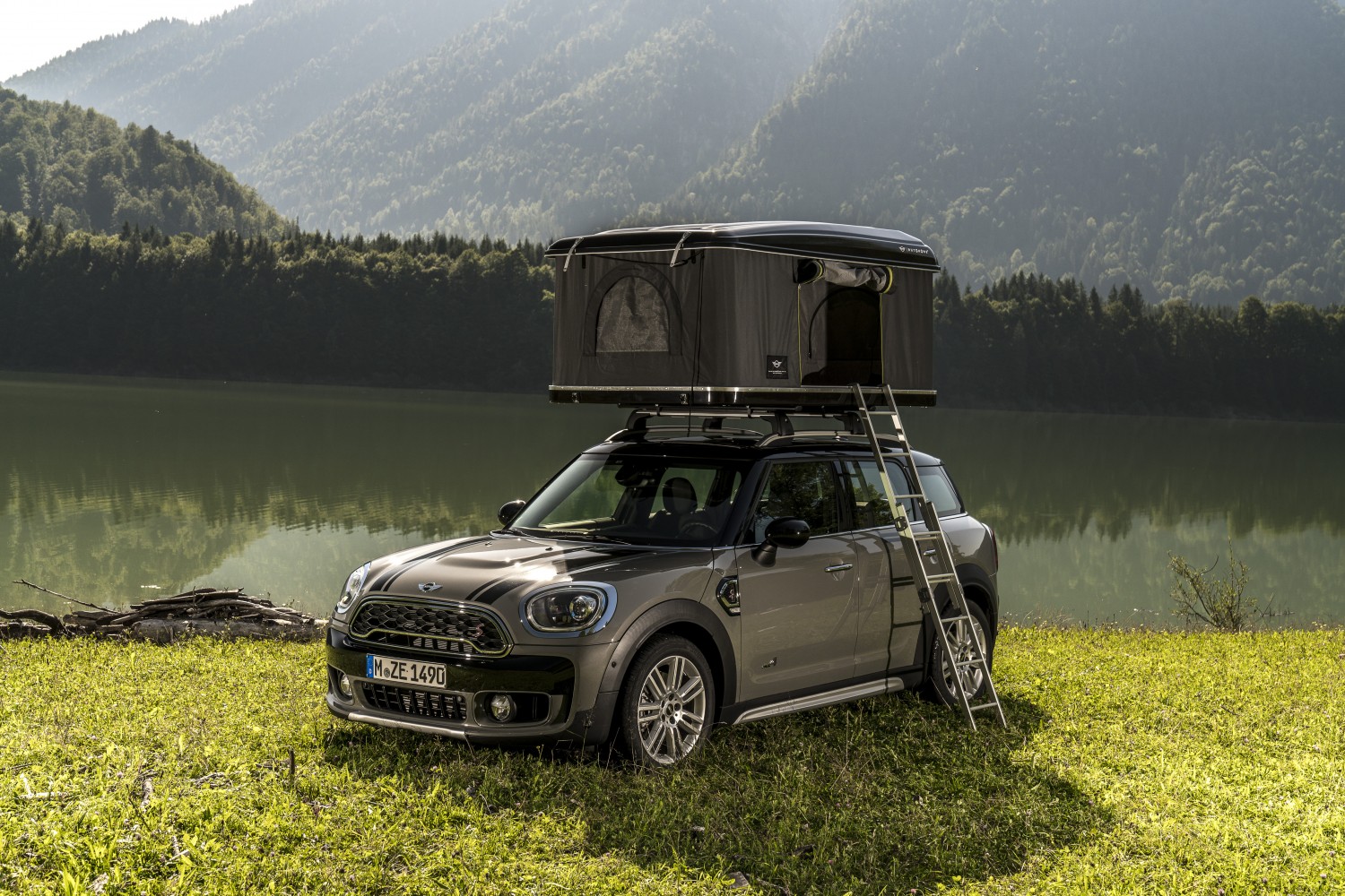 Der Mini hat ein Zelt am Dach!